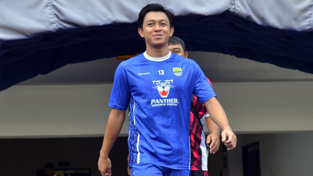 Profil Febri Hariyadi: Sang “Flying Wing” yang Masih Jadi Nyawa Persib ...